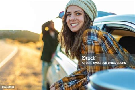 커플 야외 모험 일몰에서 자유와 기쁨을 경험 콜로라도 서 부 운전하기에 대한 스톡 사진 및 기타 이미지 운전하기 재킷 커플 Istock