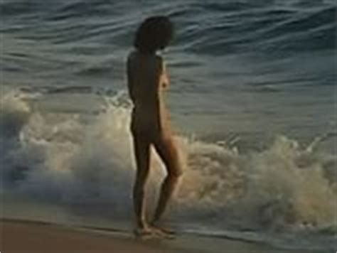 Naked Gloria Reuben In Indiscreet Video Clip