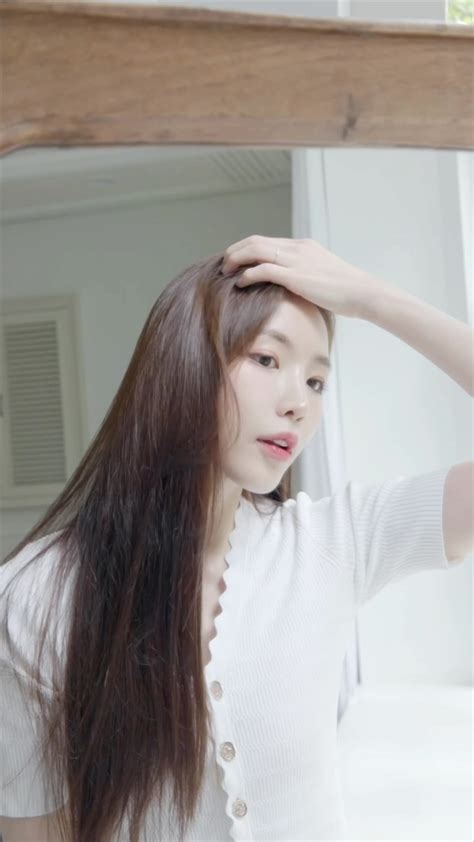 성해은 광고 무더운 여름 운동 후에 머리카락에 톡톡 사용하기 좋은 아이템 아로마티카 로즈마리 드라이 샴푸 파우더💚 한 손으로 간편하게 쓸 수 있는 일체형 제품으로