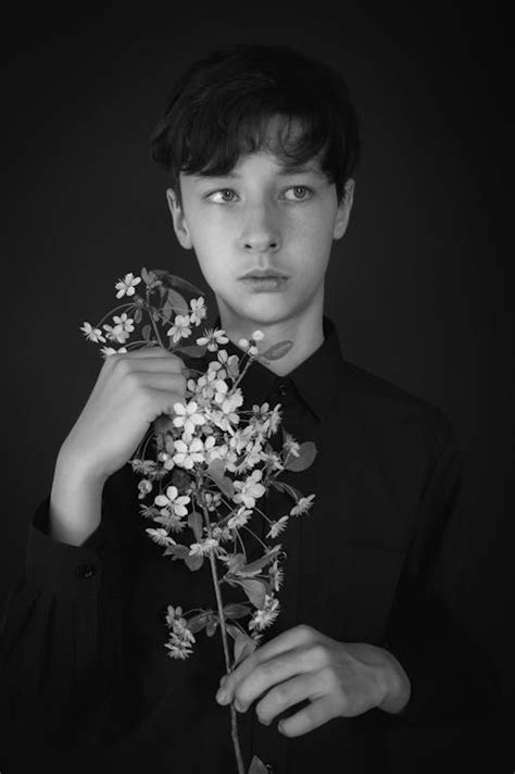 감광도 감정 검은 옷 검은색 배경 고요한 꽃 꽃 줄기 꽃무늬 내성 다정함 대조 모델 미니멀리스트 미니멀리즘 부드러운 블랙 앤 화이트 사려 깊은