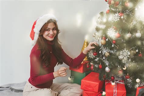 선물 상자에서 개봉 후 선물에 놀란 쾌활한 아가씨 크리스마스와 해피 홀리데이와 새해 전야를 축하하는 개념 12월에 대한 스톡 사진 및 기타 이미지 Istock