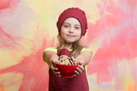 쿠키 음식과 모자를 쓰고 요리하는 소녀 요리사 또는 어린이 요리 6 7 살에 대한 스톡 사진 및 기타 이미지 6 7 살 가정 생활 가정 주방 Istock