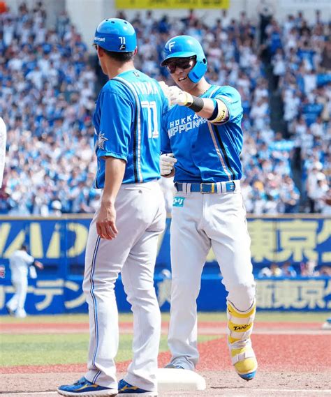 ＜ロ・日＞2回1死一、三塁から勝ち越しタイムリーを放つ江越（撮影・長久保 豊） スポニチ Sponichi Annex 野球