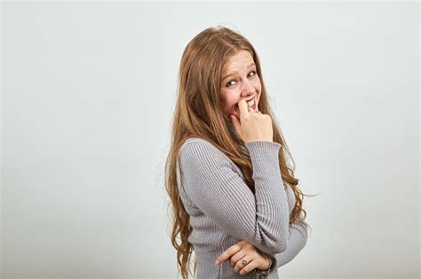 회색 스웨터에 빨간 머리 여자는 행복하게 미소와 그녀의 얼굴에 손을 잡고 1에 대한 스톡 사진 및 기타 이미지 1 가리키기 명랑한 Istock