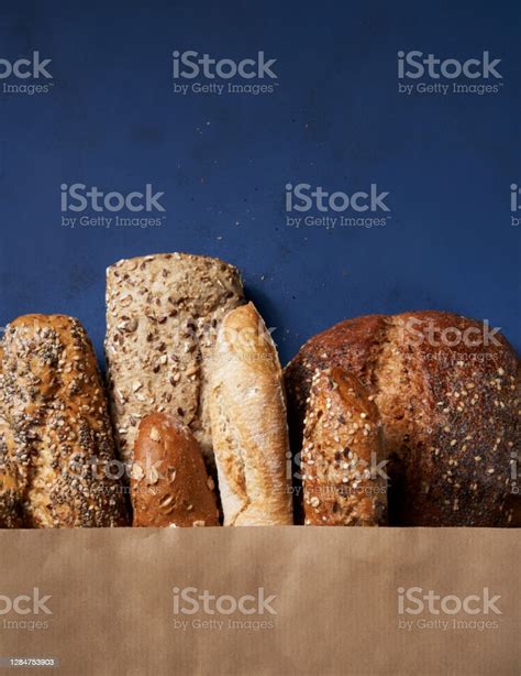 빵 빵집 배경 구운 빵 갈색과 흰 밀 곡물 빵을 구색하여 블루 클래식 배경에 패키지를 제작합니다 공간을 복사합니다 맨 위 보기입니다 가득 찬에 대한 스톡 사진 및 기타