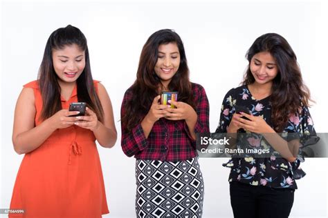 흰색 배경 함께 휴대 전화를 사용 하는 동안 미소 3 행복 한 젊은 페르시아 여자 친구의 스튜디오 촬영 18 19세에 대한 스톡 사진 및 기타 이미지 Istock