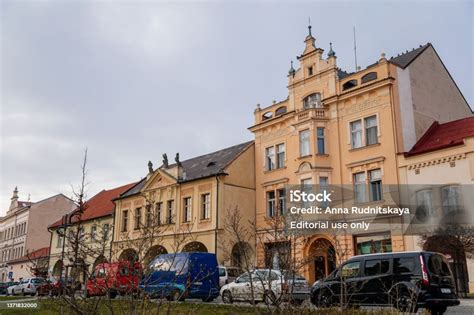바로크 양식과 르네상스 역사적인 건물이있는 좁은 중세 광장 화창한 겨울 날 중세 마을의 도시 경관 베나츠키 나드 지제로우 중앙 보헤미안 체코 공화국 0명에 대한 스톡 사진