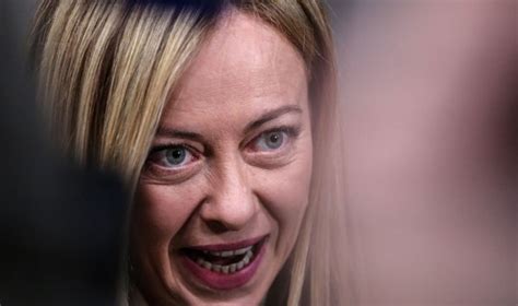 Зад фасадата на културни войни Мелони държи в сянка темата за дълга