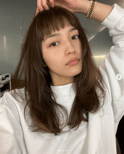 2ページ目 「ネットが荒れるかも」川口春奈“左手薬指のリング”が光るすっぴん近影に騒然！「指輪はブシュロン？」ロレックスに次ぐ超高級腕時計