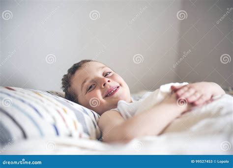 Giovane Ragazzo Che Dorme A Letto Immagine Stock Immagine Di Camera Maschio