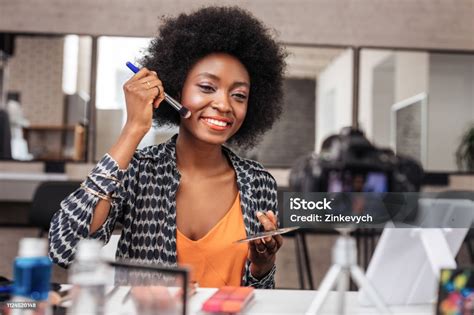 화장품 테스트를 하 고 곱슬 머리를 가진 사랑 스러운 아프리카계 미국인 여자 30 39세에 대한 스톡 사진 및 기타 이미지 30 39세 곱슬 머리 귀여운 Istock