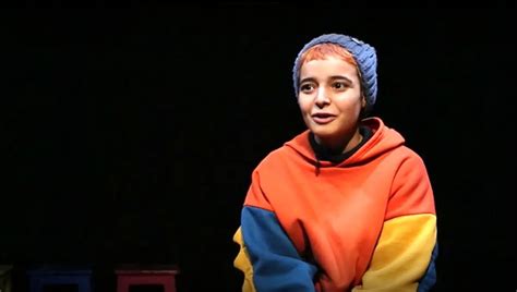 با پدیده جدید توییتر آشنا شوید، دختر رزومه‌ای کمک می‌کند، کار پیدا کنید