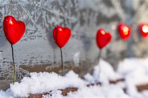 흰텍스트 사랑과 발렌타인 데이에 행복의 개념에 대 한 공간을 가진 추상 배경으로 창의 전경색에 흐려 읽기 마음 훈장 감정에 대한 스톡 사진 및 기타 이미지 Istock