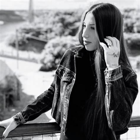 Lari Chaaves Threads Say More