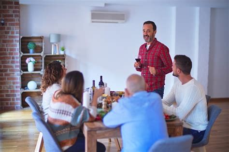 행복하고 자신감 넘치는 아름다운 가족 집에서 추수 감사절을 축하하는 손에 와인 한 잔과 함께 연설하는 남자 Blessing에 대한 스톡 사진 및 기타 이미지 Istock