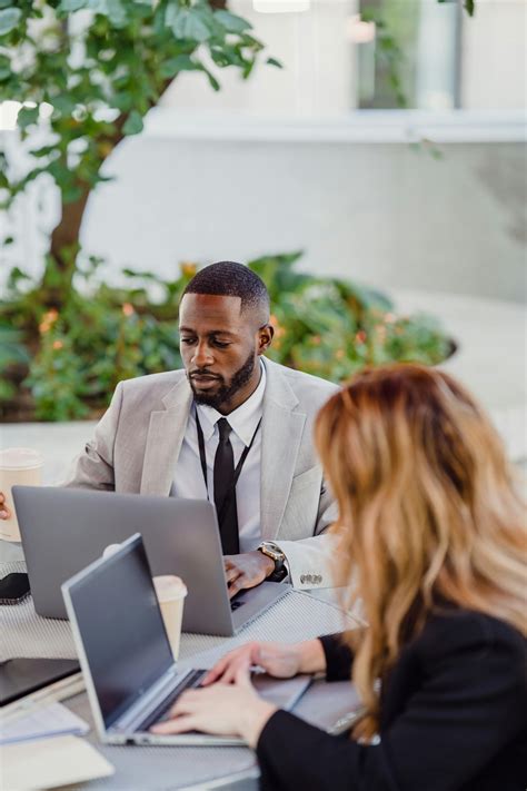 집 밖의 간부 격식있는 옷차림 공동 작업 관리자 기술 기업 기업가 긴 머리 나무 남자 노트북 녹지 다문화 도시의 두 사람 디지털 장치 리더
