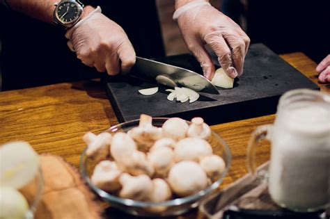 요리사의 손에 칼 나무 보드에 양파를 절단 요리 준비 건강 한 식습관과 라이프 스타일 건강한 식생활에 대한 스톡 사진 및 기타 이미지 건강한 식생활 단면도 레스토랑