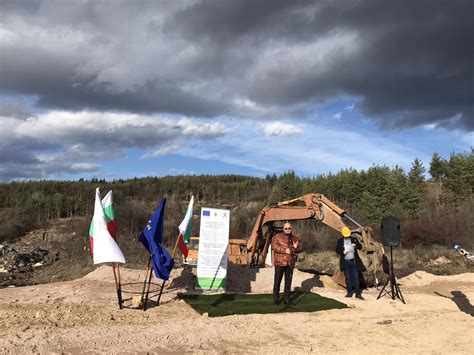 Министър Димитров направи първа копка на рекултивацията на старото сметище на Бобов дол Eufunds