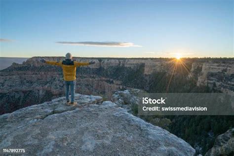 남자는 삶과 자연의 팔을 뻗어 젊은이하이킹과 미국 여행을 즐기는 협곡 의 상단에 서 25 29세에 대한 스톡 사진 및 기타 이미지 25 29세 경관 경외감 Istock