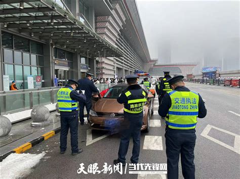 营造安全出行环境！贵阳北站交通执法人员不惧严寒坚守岗位营运驾驶员非法