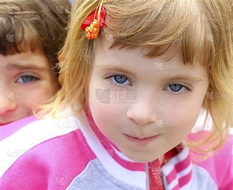 金发小女孩肖像滑稽的手势脸