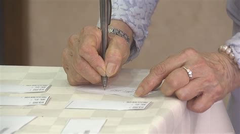 私隱公署接獲49宗「填紙仔」的投訴及兩宗「安心出行」的投訴 Now 新聞