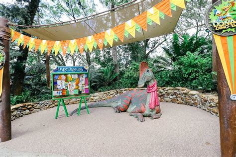 Meet Daisy Duck At Donalds Dino Bash Disneys Animal Kingdom