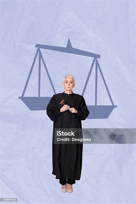수직 스케치 3d 콜라주 포스터 심각한 늙은 여자 홀드 망치 스탠드 스케일 비교 평결 판결 처벌 죄책감 55 59세에 대한 스톡 사진 및 기타 이미지 Istock