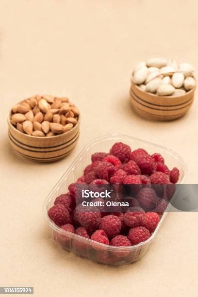 플라스틱 용기에 담긴 라즈베리와 호두 나무 상자에 있는 견과류 플라스틱 오염과 친환경 식기 개체 그룹에 대한 스톡 사진 및 기타 이미지 Istock