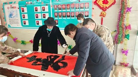 辞旧迎新写春联 军民共建谱新篇徐州市图书馆写春联活动 本馆动态 信息动态 徐州市图书馆