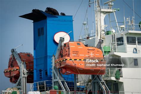 화물 컨테이너 선박의 구명정 안전 구명정은 비상사태를 위한 배에 탑승하는 가장 중요한 인명 구조 장비의 한개입니다 항해 선박에 대한 스톡 사진 및 기타 이미지 Istock