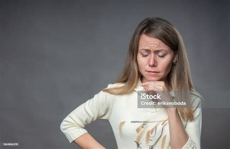 여자 감정입니다 화가 감정 가진 여자 우울 하 고 닫힌 눈 슬픔에 여자의 초상화입니다 신체 언어와 진짜 감정입니다 스튜디오에서 촬영 하는 회색 배경 위에 여자의 초상화