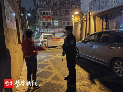 物管要求进出小区须“一卡一车”，“一卡两车”车主赌气用车堵门腾讯新闻