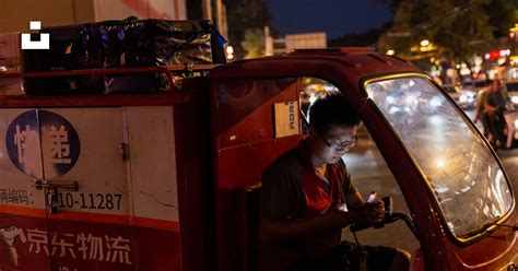 빨간 폴로 셔츠를 입은 남자가 빨간 차에 앉아 사진 Unsplash의 무료 배달 이미지