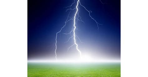 Петима пострадаха при падането на мълния сред публика на състезание в Шумен