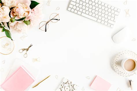플랫 레이 여성 사무실 책상 컴퓨터 분홍색 모란 꽃다발 흰색 배경에 액세서리와 여성 작업 공간 맨 위 보기 여성스러운 배경 0명에 대한 스톡 사진 및 기타 이미지 Istock