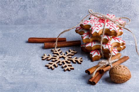 표면에 눈송이의 형태로 여러 Gingerbreads 있다과 몇 가지 계 피 스틱 12월에 대한 스톡 사진 및 기타 이미지 12월 개념 겨울 Istock