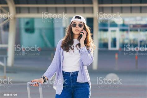 여행 가방과 전화를 가진 젊은 아름다운 소녀 여자 누군가를 호출 택시를 호출 찾고 공항에서 비행기로 도착 낯선 도시에 25 29