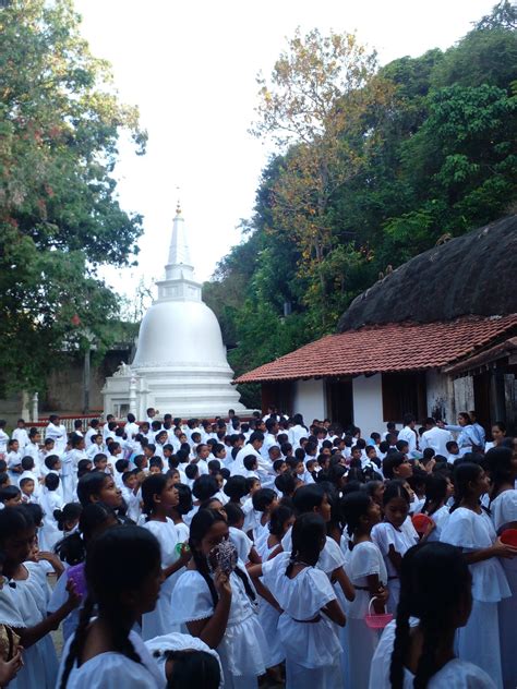 දහම් පාසල් උදෑසන මල් පෙරහැර ඇත්කඳ වෙහෙර දහම් පාසල Facebook