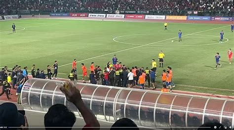 คลิปนาทีเดือด นักเตะไทย อินโดนีเซีย ตะลุมบอนวุ่น ก่อนพ่ายอดแชมป์ ซีเกมส์ 2023