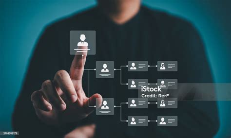 조직도 회사 레벨링 맵 또는 조직도가 파란색 배경에 아이콘으로 표시됩니다 인적 자원 경력 경로 및 직원 계층 테이블을 보여주는