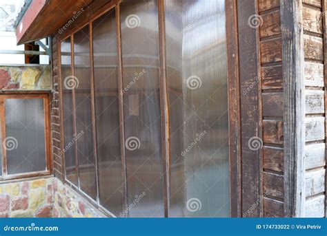 Un Edificio De Madera Con Grandes Ventanales Foto De Archivo Imagen