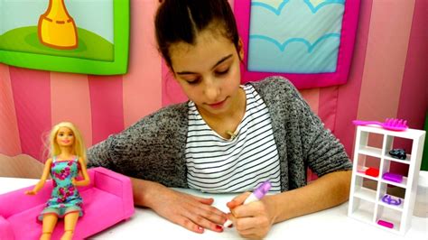 Барби и подружка Вика делают новогодний маникюр Youtube