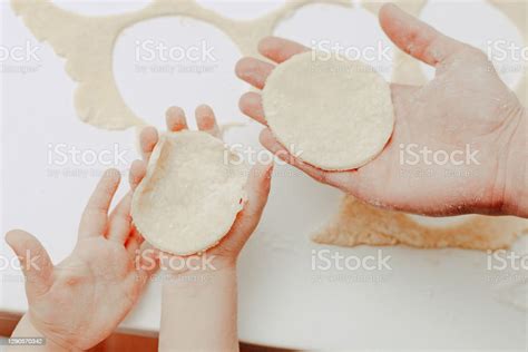 부엌에서 행복한 가족 아빠와 아들이 반죽을 준비하고 쿠키를 구우습니다 홈 인테리어캐주얼 라이프 스타일 예쁜 아이 휴일 개념 롤링