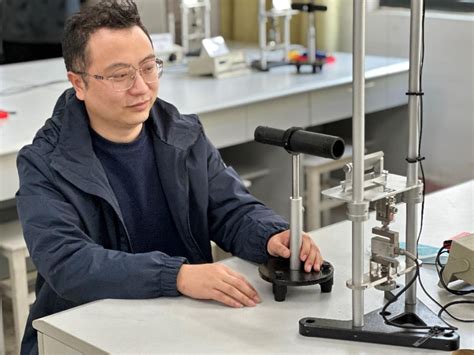 最美育人故事 曾中良学为人师行为世范 武汉纺织大学数理科学学院