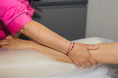 Foto De Massagem Terapêutica Profissional Das Mãos E Palmas Das Mãos Mulher Médica Massageia Um