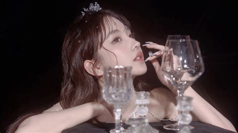 黄玉瑶美女玻璃杯壁纸 彼岸壁纸手机版