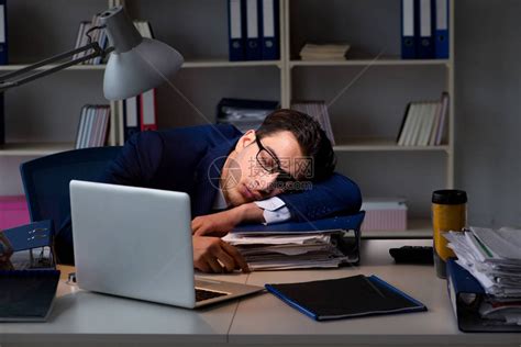 下班后在办公室休息和睡觉高清图片下载 正版图片505174460 摄图网