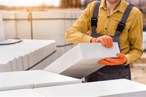 남자 계약자 건축업자는 건설 현장에 오토클레이브 폭기 콘크리트 블록 Aac를 들고 있습니다 시멘트 공장에 대한 스톡 사진 및 기타 이미지 Istock