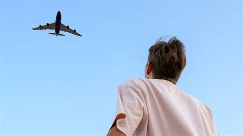 Why Planes Look Like They Are Moving Slow According To Science